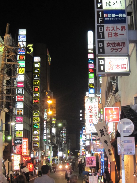 Alex Sim-Wise Explores Tokyo’s Smallest Bars! Golden Gai Mini-Bars ...