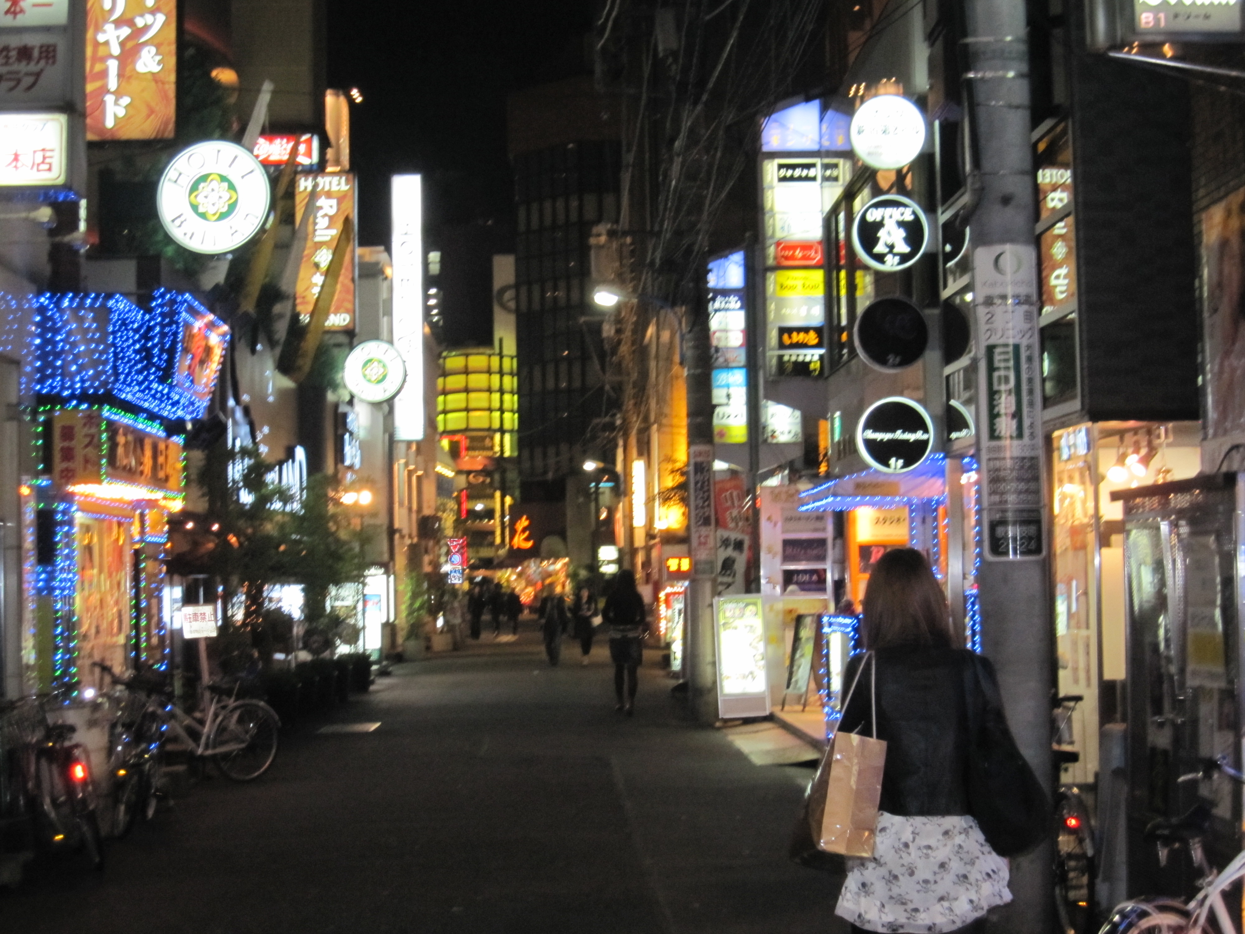 Alex Sim-Wise Explores Tokyo’s Smallest Bars! Golden Gai Mini-Bars ...