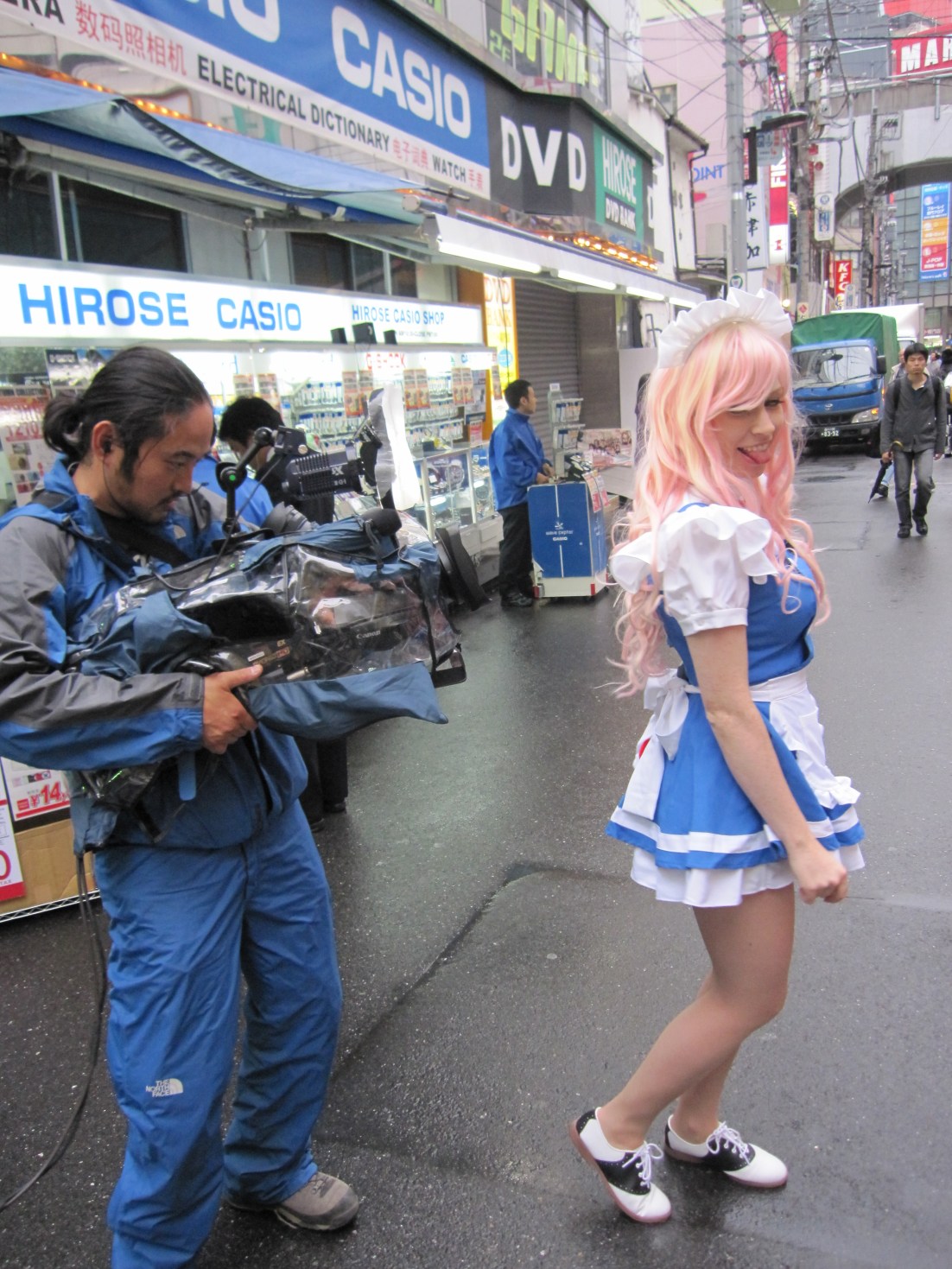 Alex Sim-Wise’s Tokyo Piggyback! Tongue Wagging! Cosplay! Anime! Sim ...