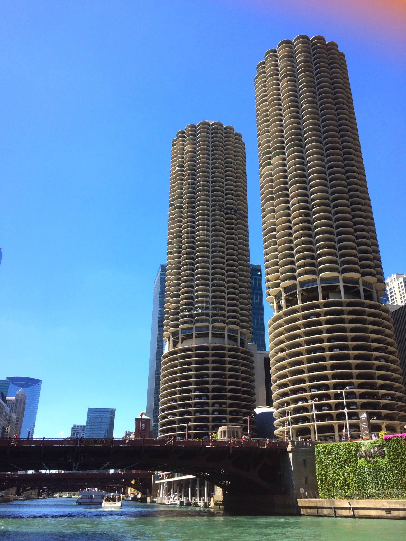 Would You Live In A Corn Cob? Check Out Chicago’s Unique “Marina City ...